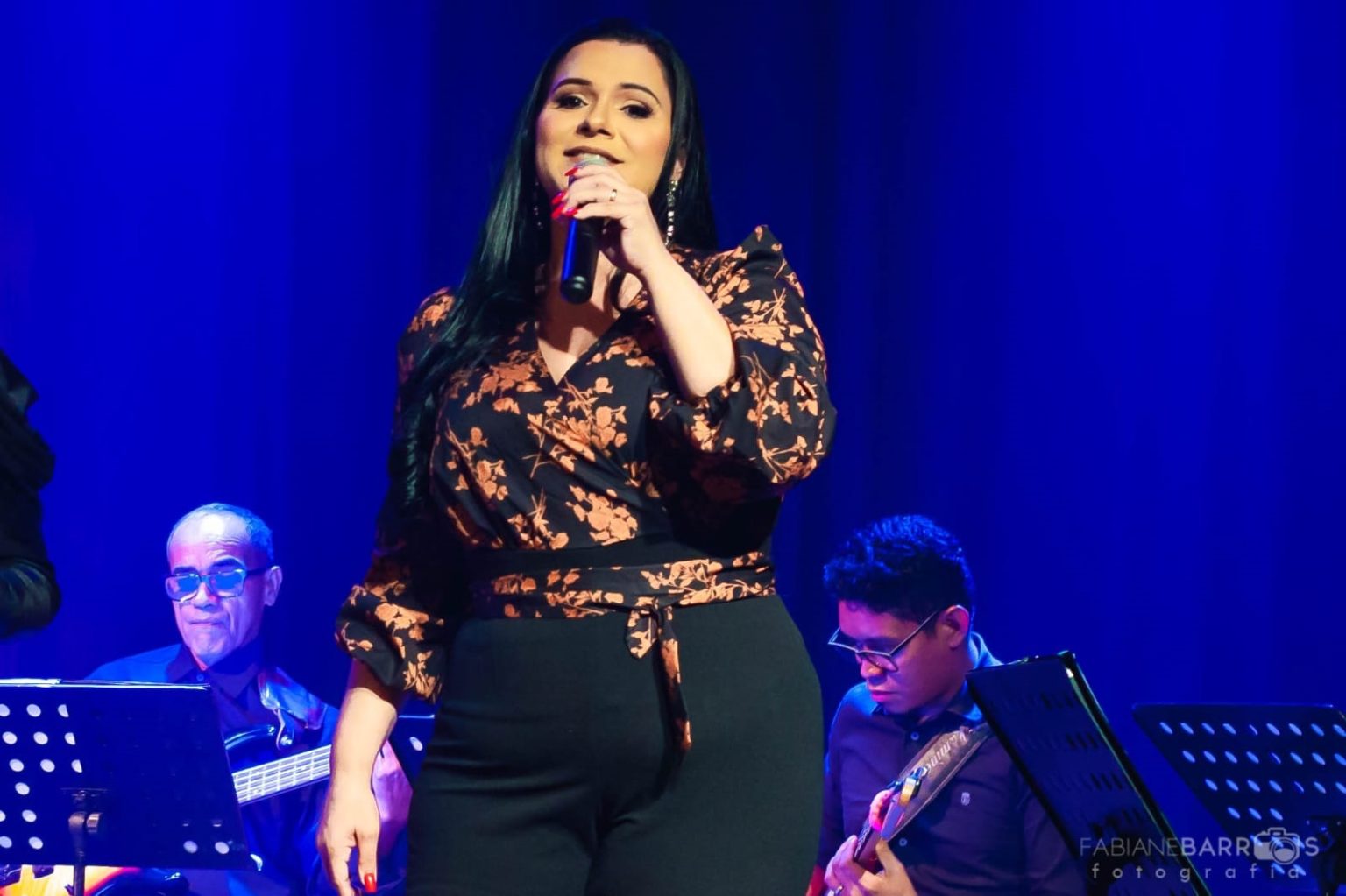 Sarah Almeida apresenta primeira música de trabalho em show de brega no ...